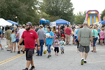 Downtown Landrum packed for Hogback Mountain Day - The Tryon Daily ...