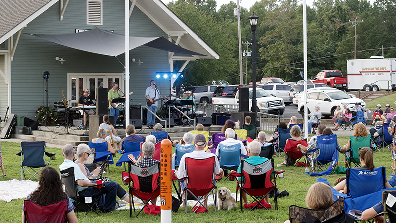 Downtown Landrum packed for Hogback Mountain Day - The Tryon Daily ...